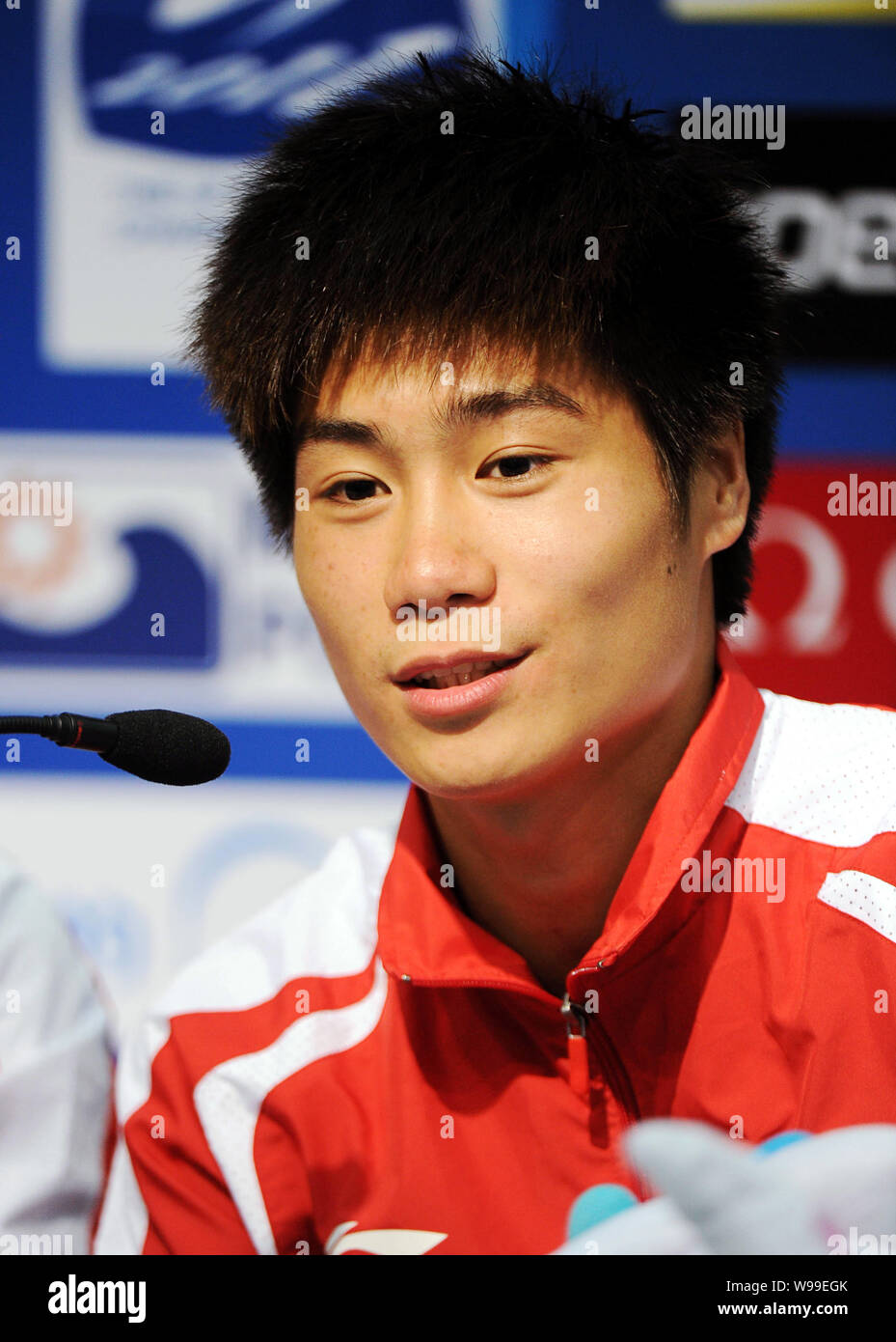 Mens synchronised platform hi-res stock photography and images - Alamy