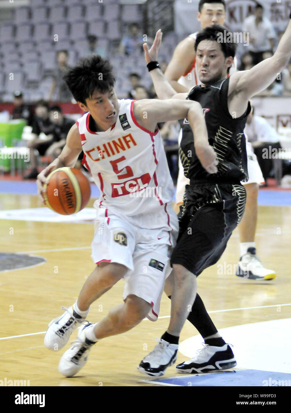 Han Shuo of China, left, tries to break through Shinsuke Kashiwagi of ...