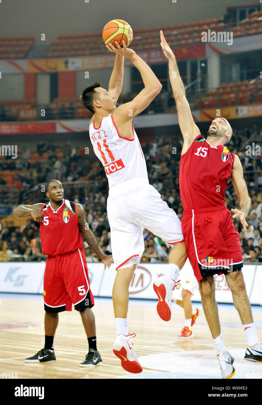 Zaid Ahmed Abbas of Jordan, right, tries to block a shot by Chinas Yi ...
