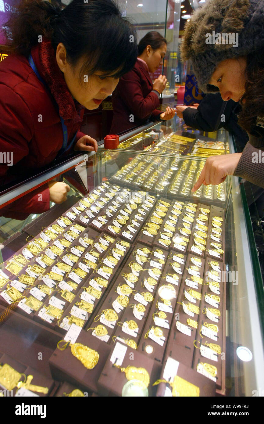 China gold shop jewellery hi-res stock photography and images - Alamy