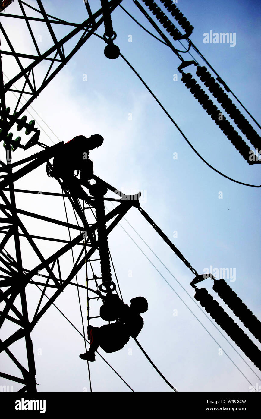 Electricians at work in china hi-res stock photography and images - Alamy