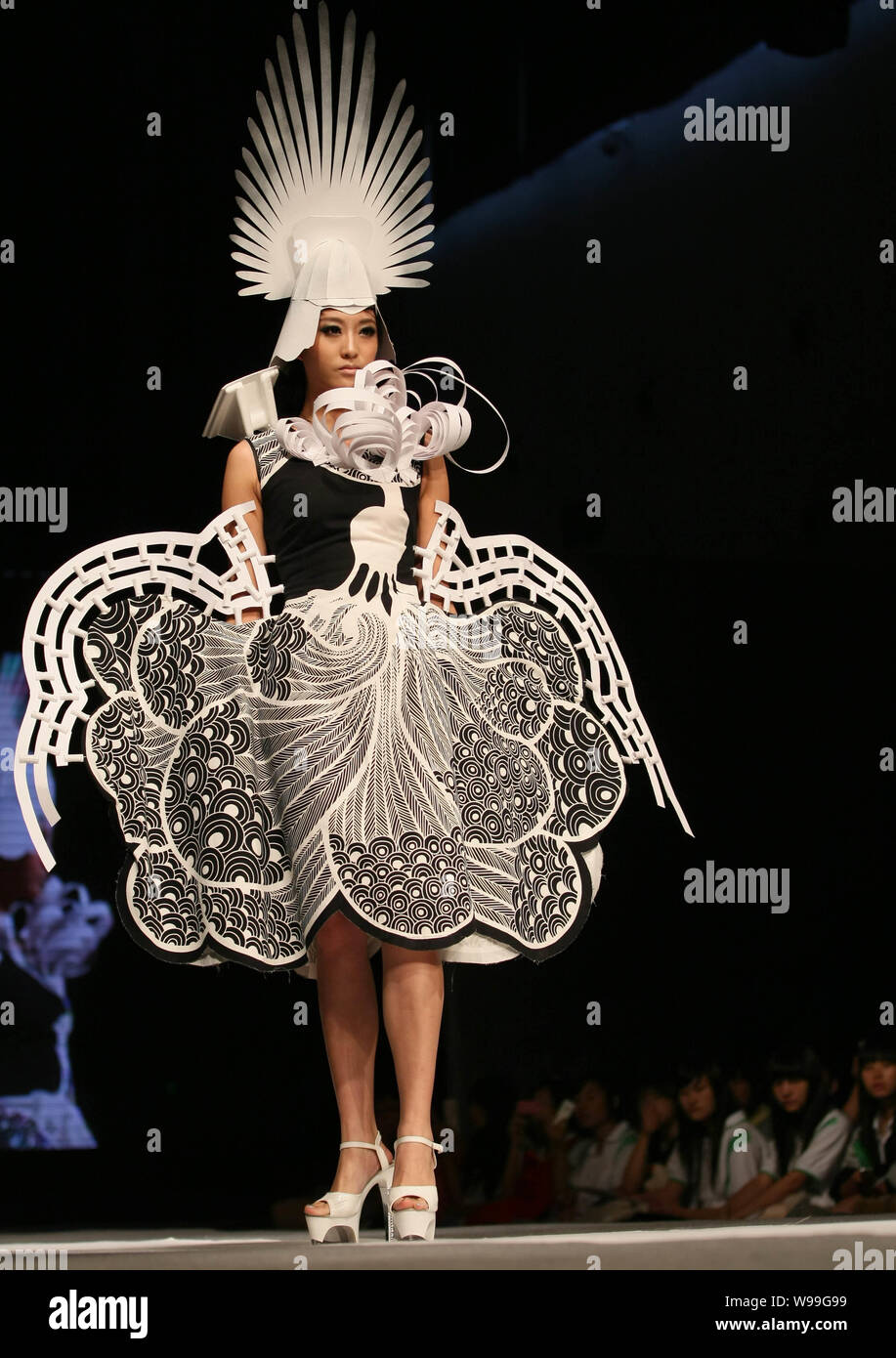 Model poses on stage fashion hi-res stock photography and images - Alamy