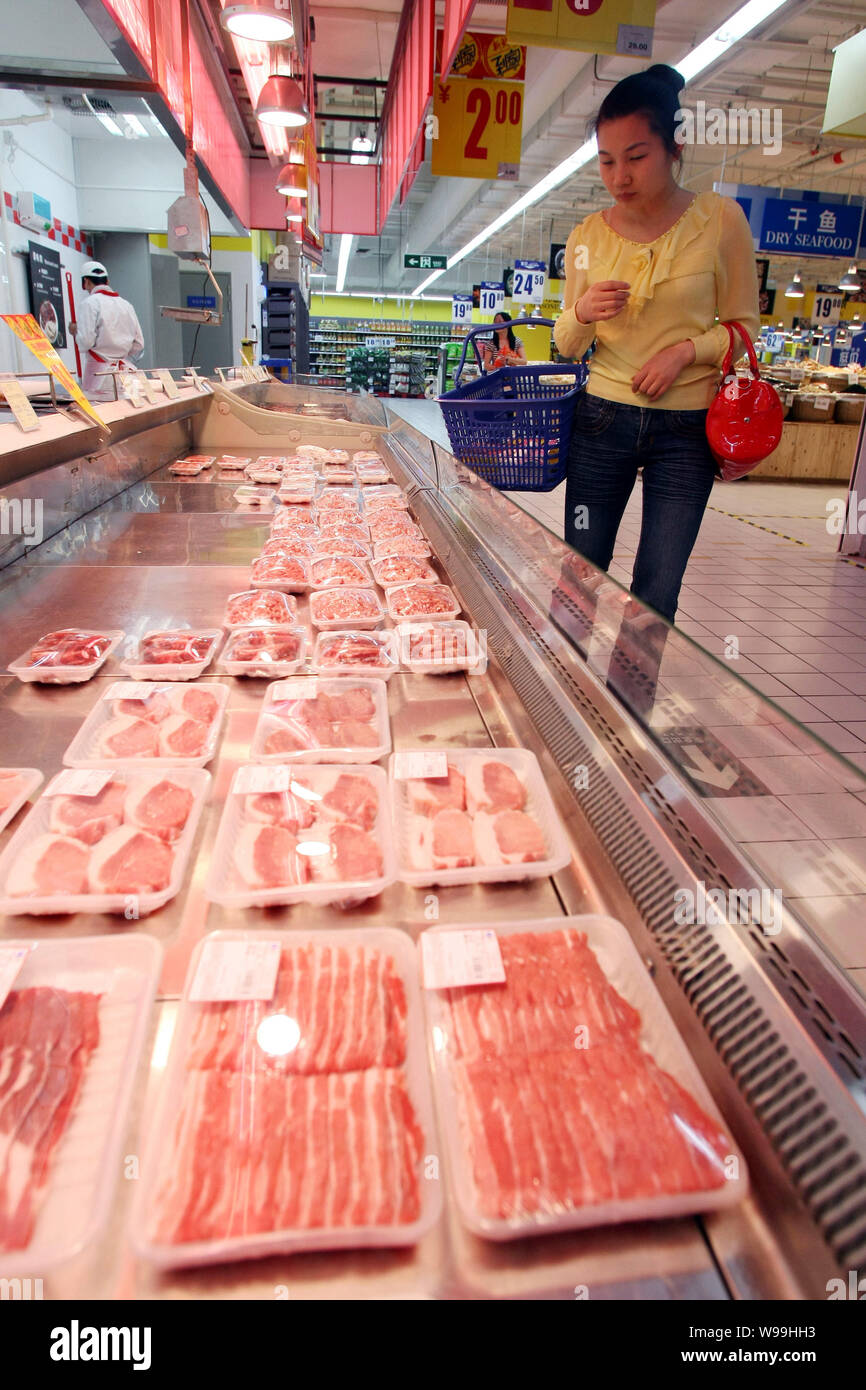 Giant food shopping center hi-res stock photography and images - Alamy