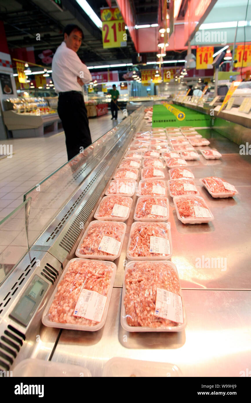 Giant food shopping center hi-res stock photography and images - Alamy