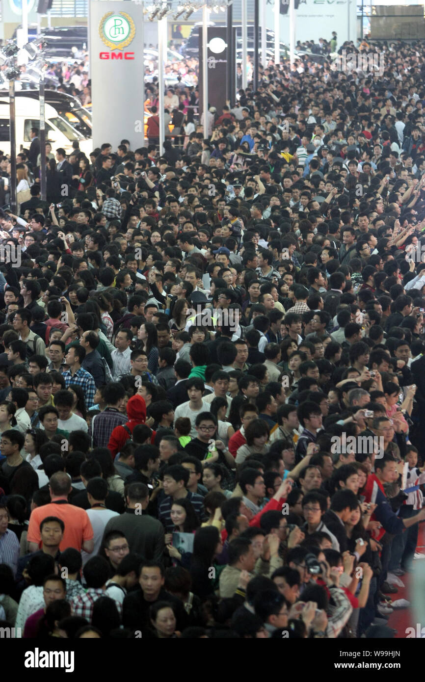Visitors crowd booths at the 14th Shanghai International Automobile ...