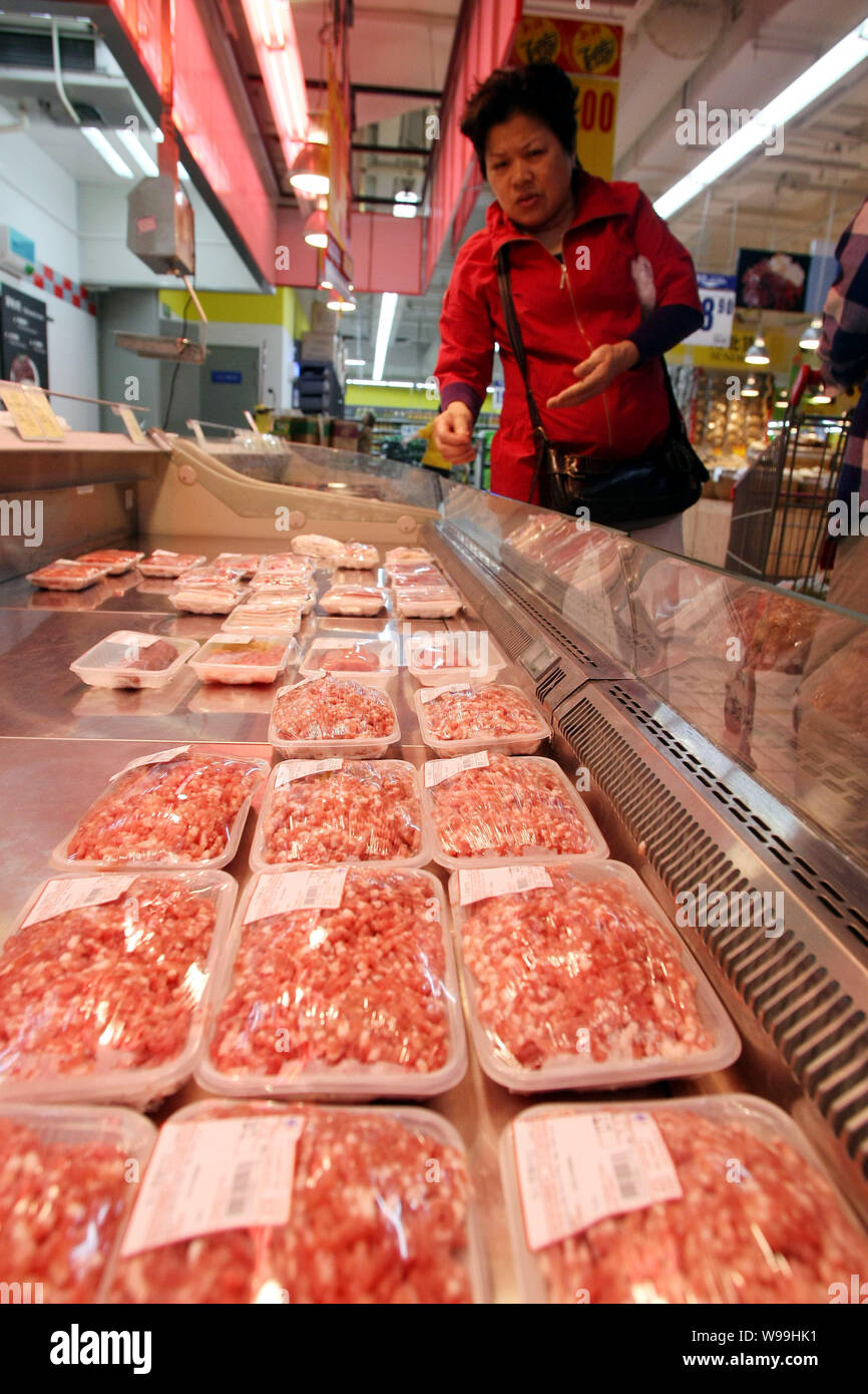 Giant food shopping center hi-res stock photography and images - Alamy