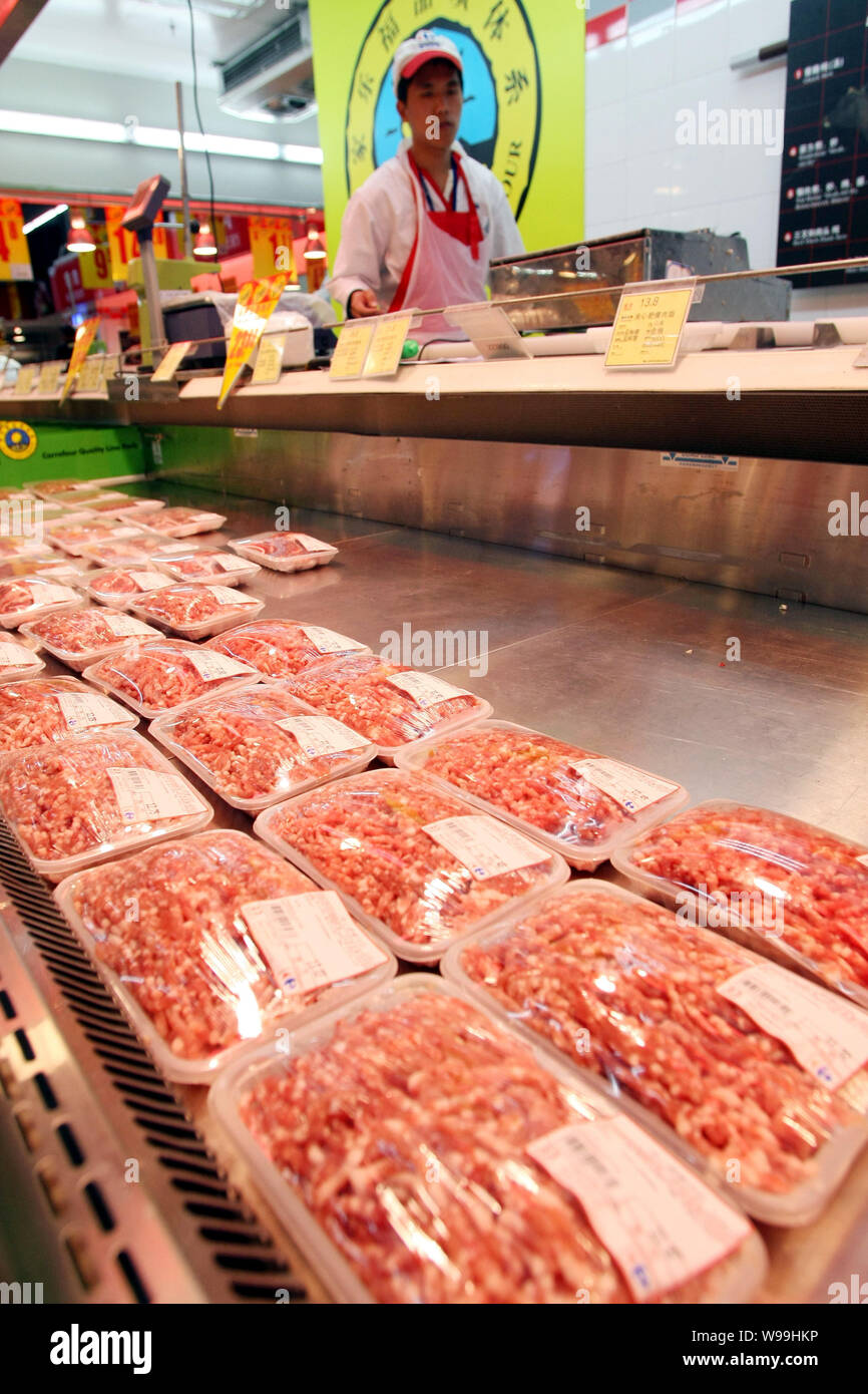 Giant food shopping center hi-res stock photography and images - Alamy