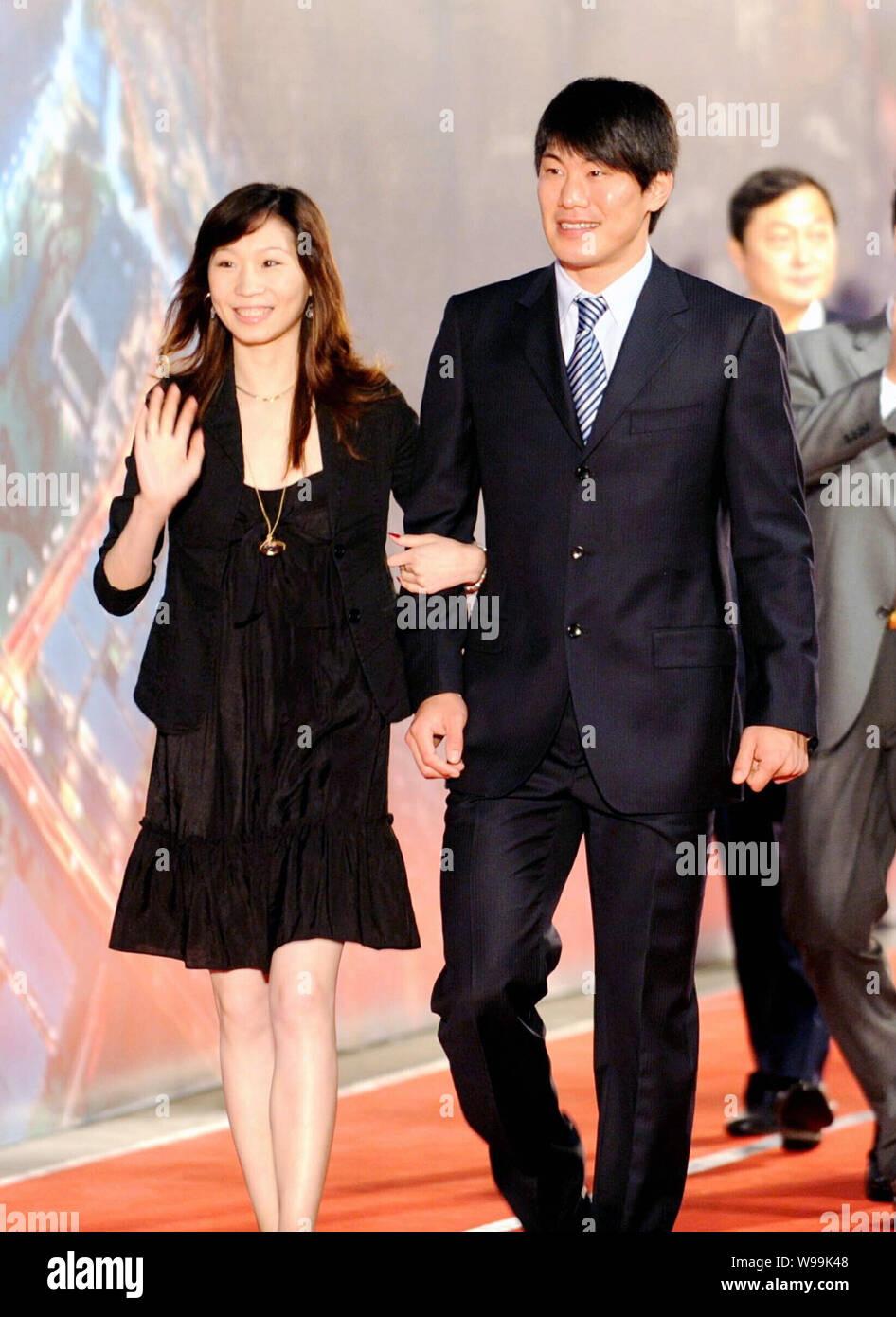 --File-- Chinese skating stars Zhang Dan (left) and Zhang Hao attend ...