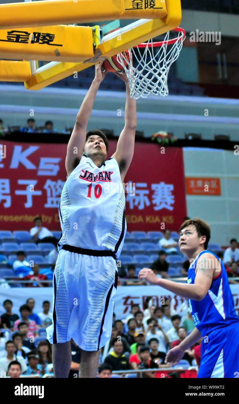 Kosuke Takeuchi of Japan tries to dunk against Chinese Taipei during ...