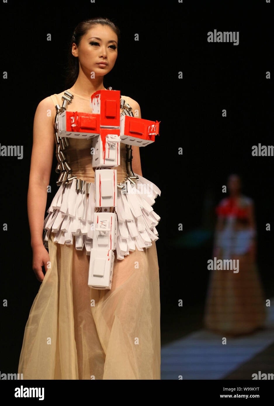 Model poses on stage fashion hi-res stock photography and images - Alamy