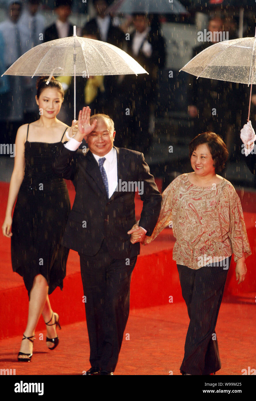 Hollywood director John Woo and his wife Niu Chunlong (or Annie Woo ...