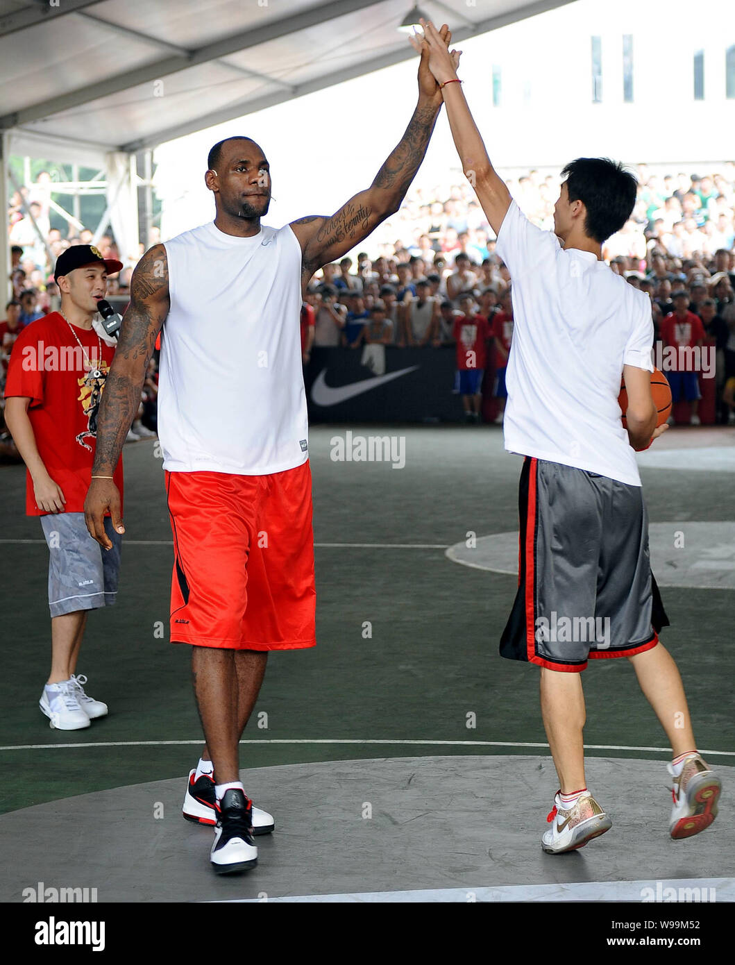 Young lebron james hi-res stock photography and images - Alamy