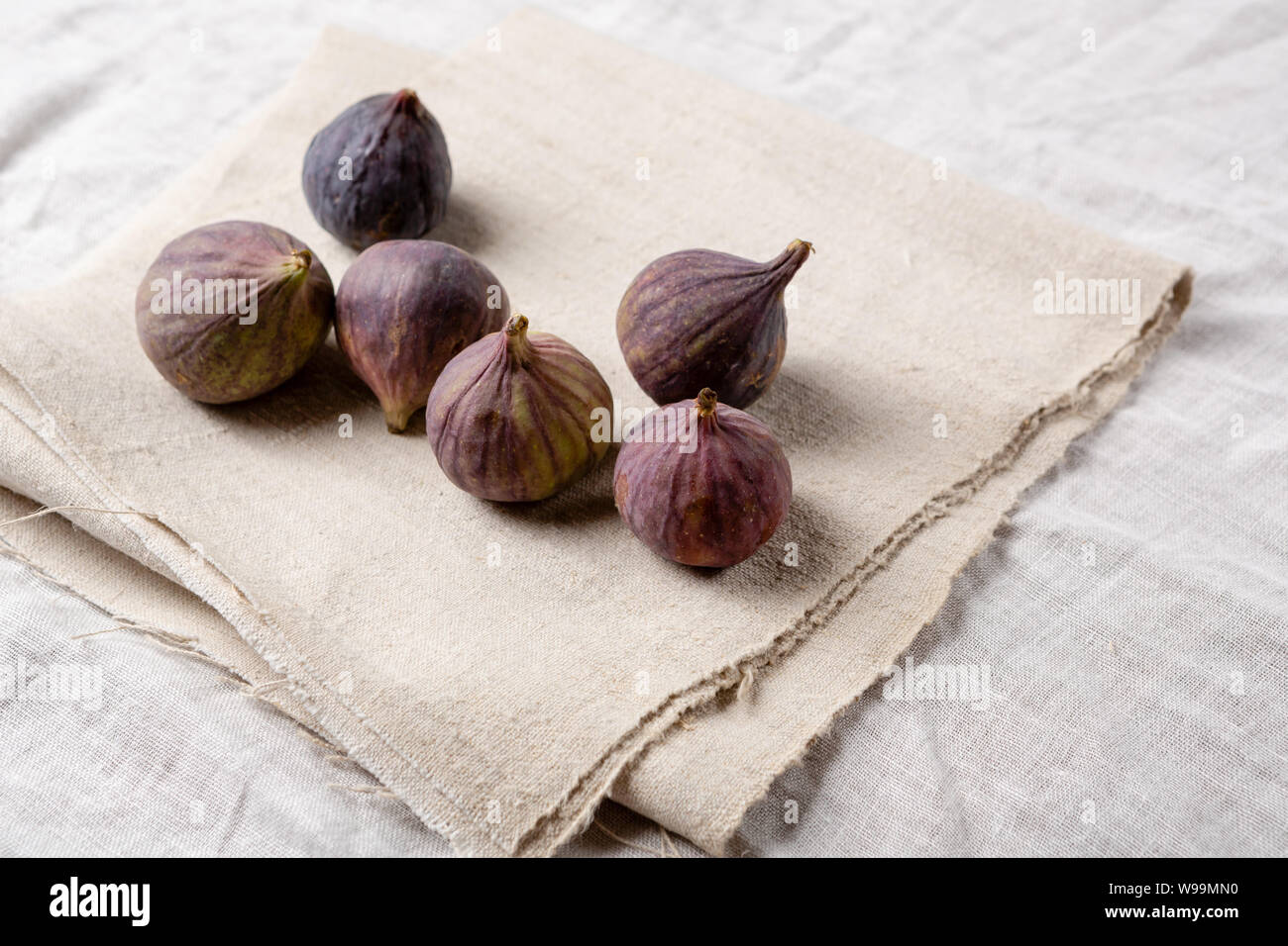 Fresh figs fruits on linen background Stock Photo - Alamy