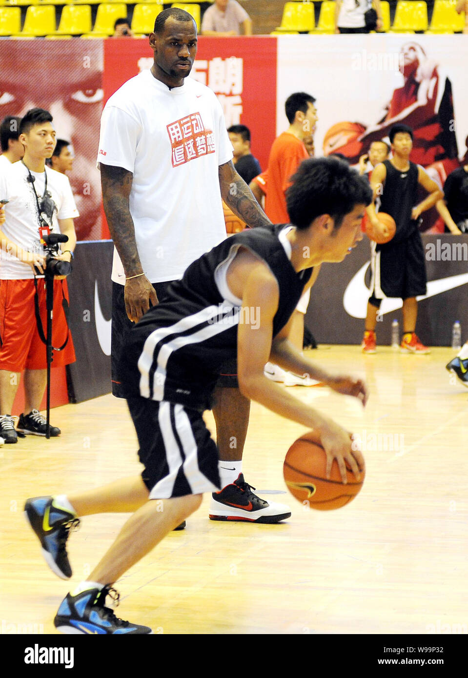 Young lebron james hi-res stock photography and images - Alamy