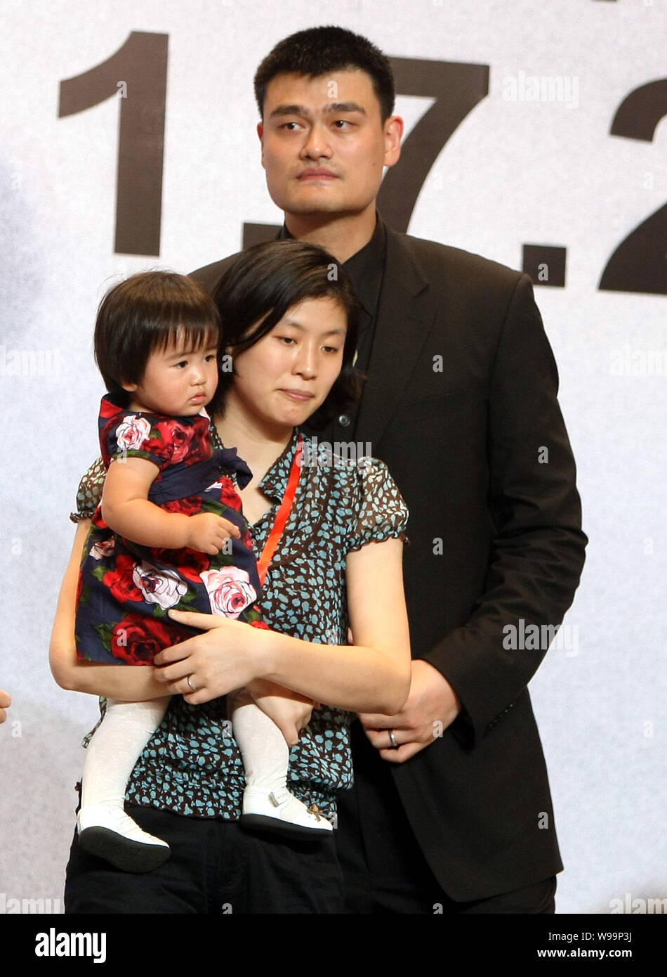 from right NBA star Yao Ming and his family members Ye Li Yaos wife Yao Qinlei Yaos daughter Fang Fengdi Yaos mother and Yao Zhiyuan father p Stock Photo Alamy