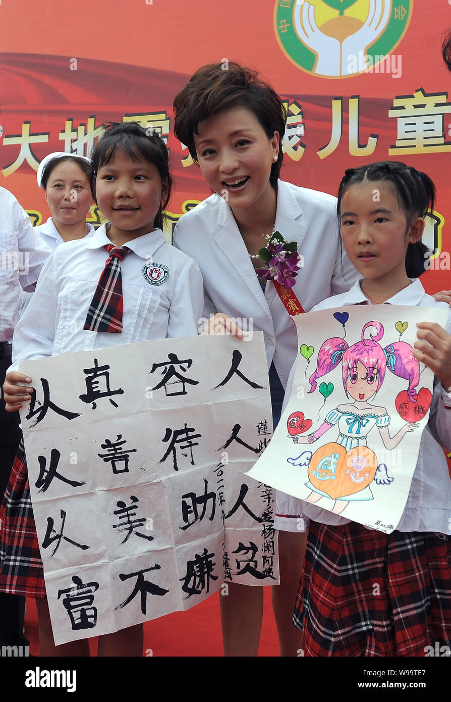 Chinese businesswoman and talk-show hostess Yang Lan poses with kids ...