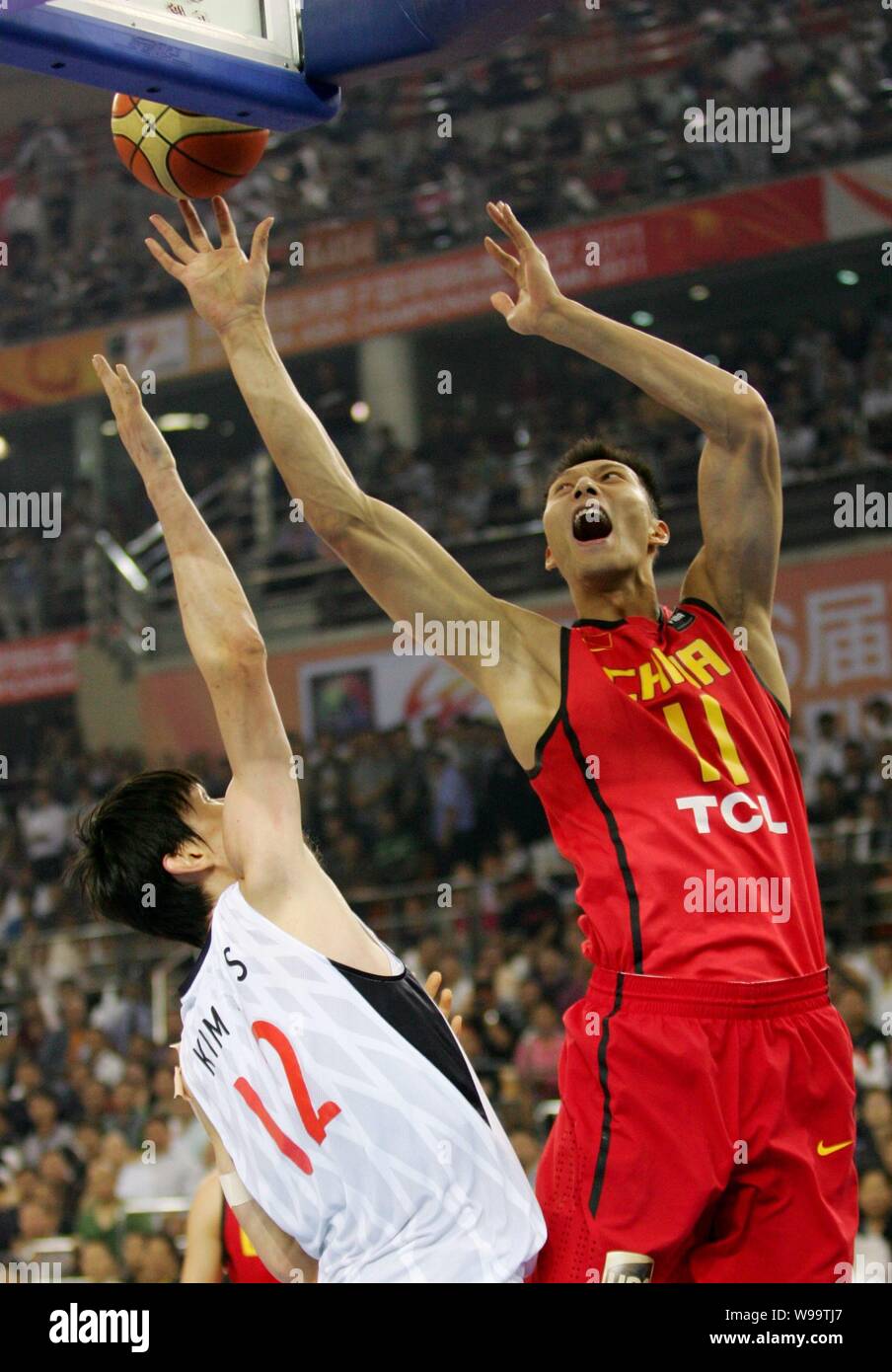 Basketball player yi jianlian china hi-res stock photography and images ...