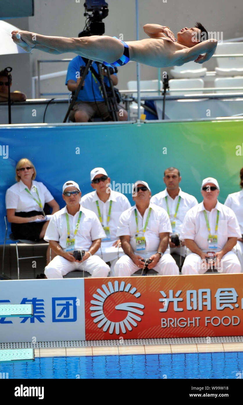 Chinas Li Shixin competes in the final of the mens 1-meter springboard ...