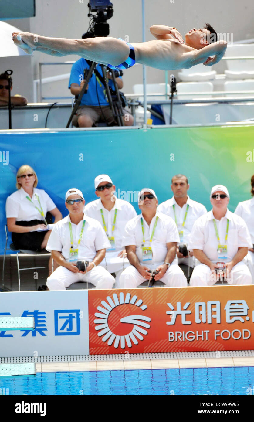Chinas Li Shixin competes in the final of the mens 1-meter springboard ...