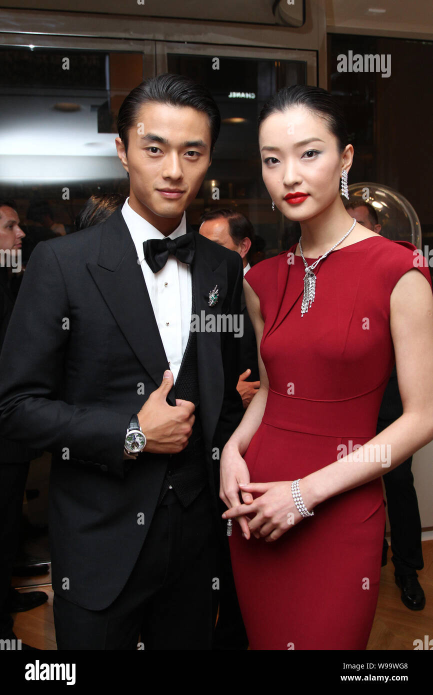 Chinese model Du Juan (R) and Zhao Lei (L) attend the opening ceremony ...