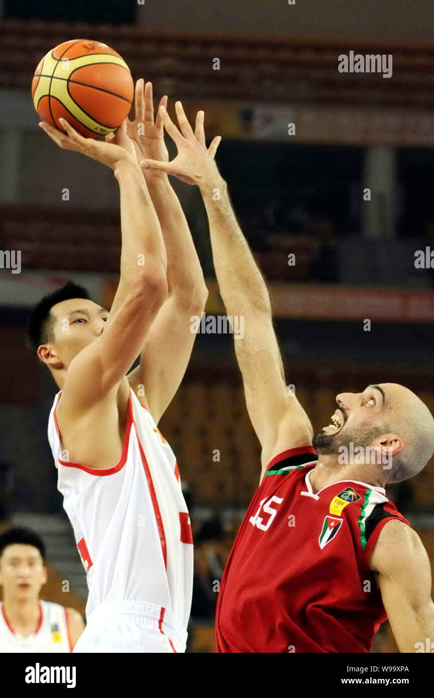 Zaid Ahmed Abbas of Jordan, right, tries to block a shot by Chinas Yi ...
