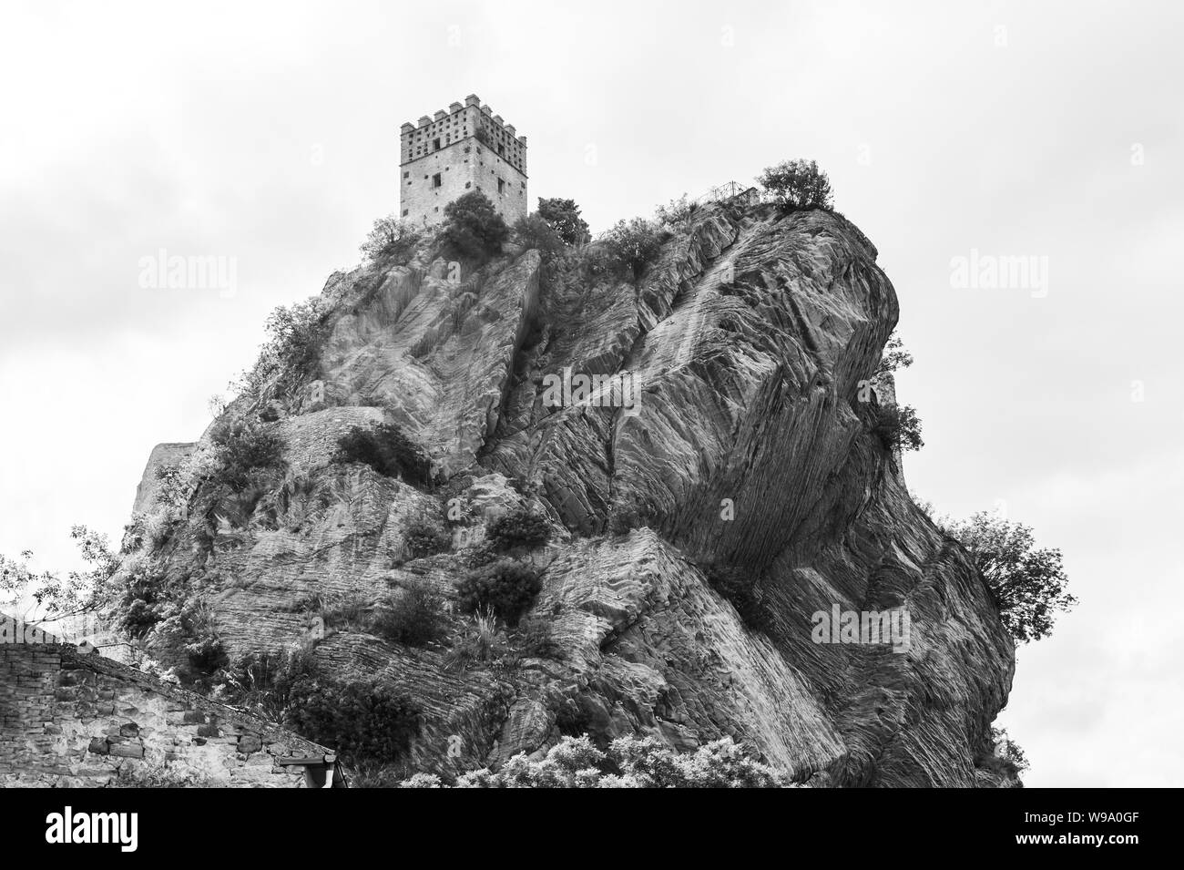 Roccascalegna (Italy) - The suggestive medieval castle on the rock in ...