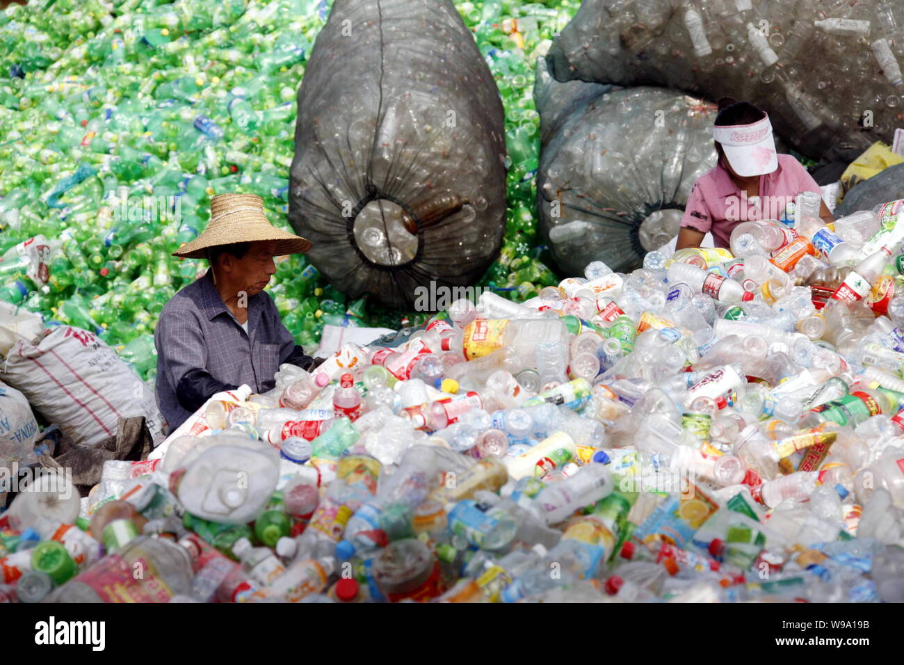 China plastic waste recycling hi-res stock photography and images - Alamy