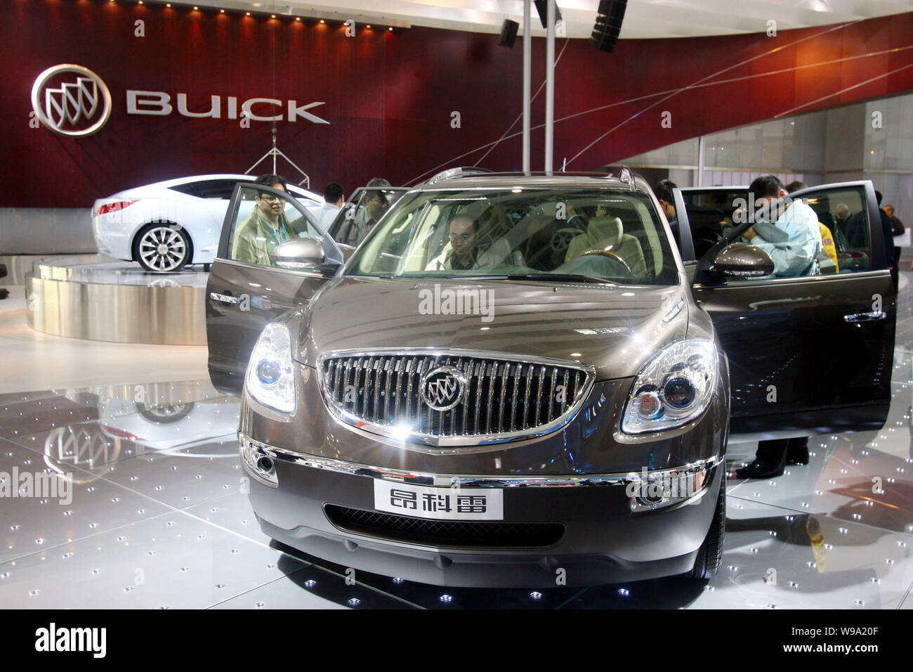--FILE--Chinese visitors look at a Buick Enclave of GM (General Motors ...