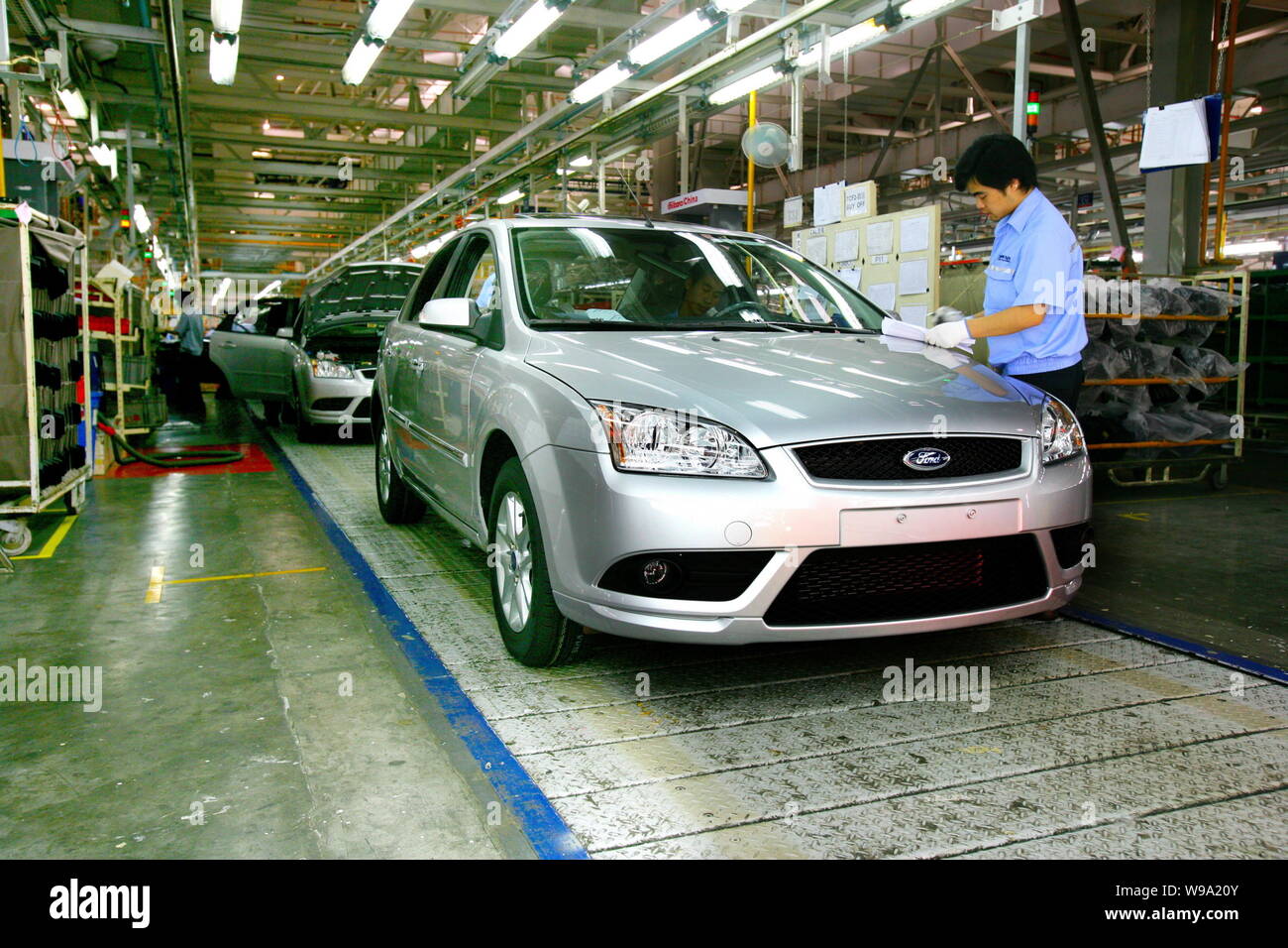 --FILE--Chinese factory workers assemble Ford cars on the assembly line ...