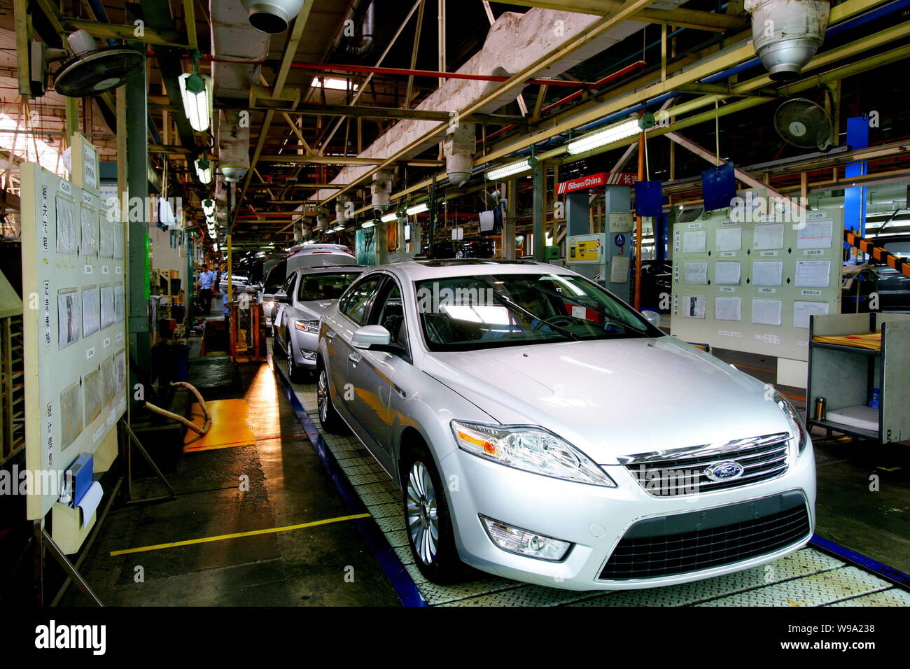 --FILE--Chinese factory workers assemble Ford cars on the assembly line ...