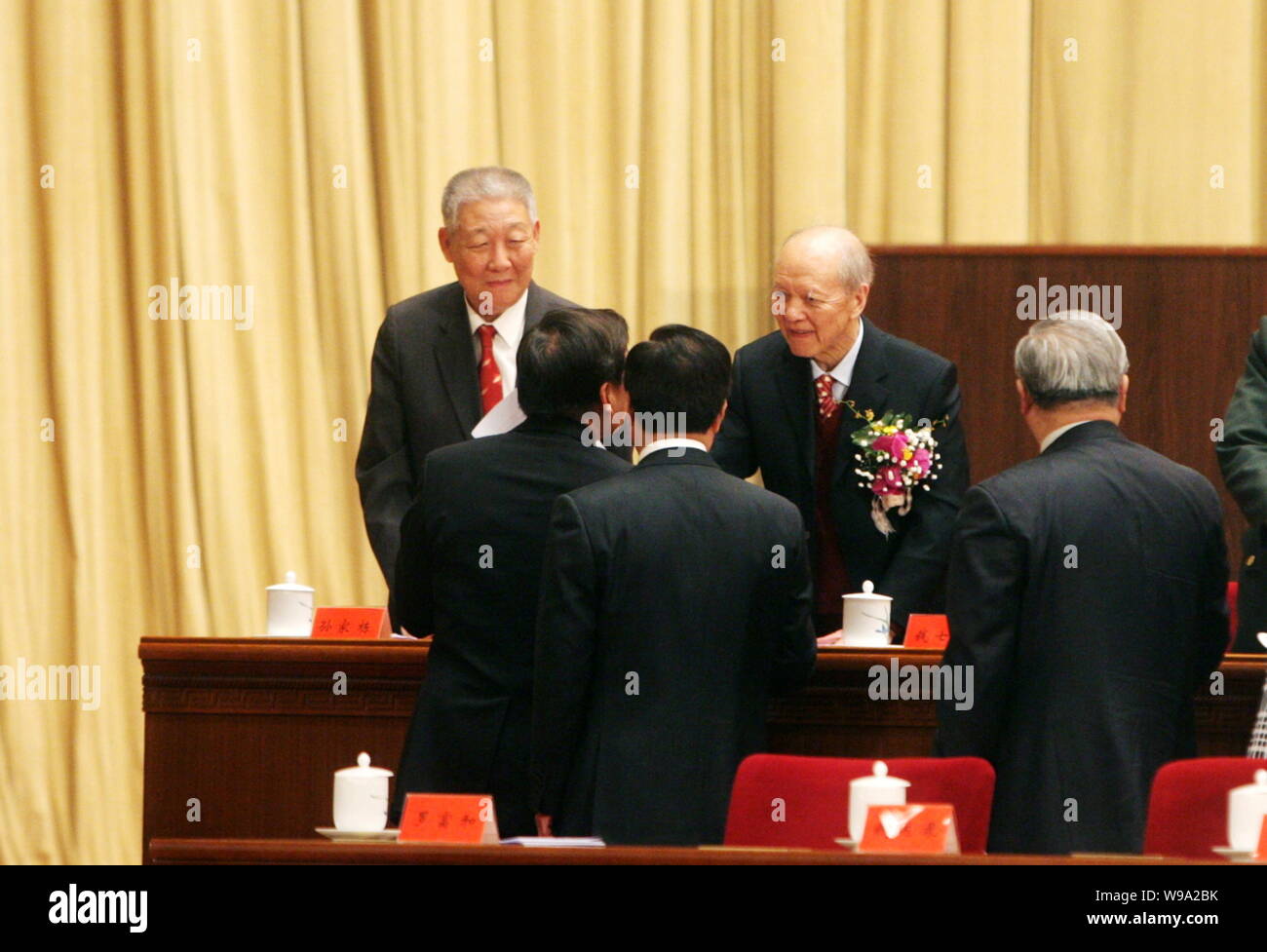 Back of chinese scientist hi-res stock photography and images - Alamy