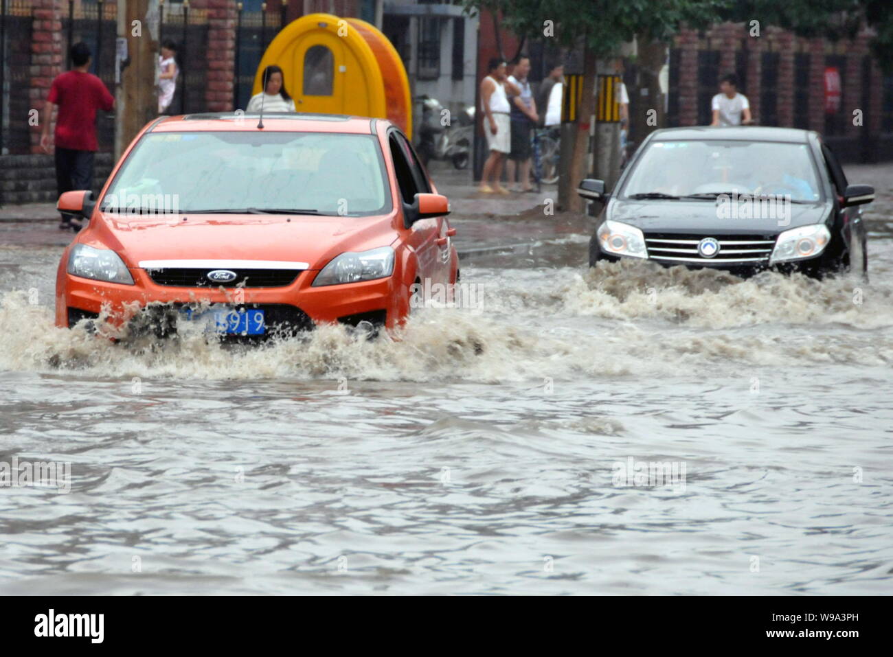 Run down cars hi-res stock photography and images - Alamy