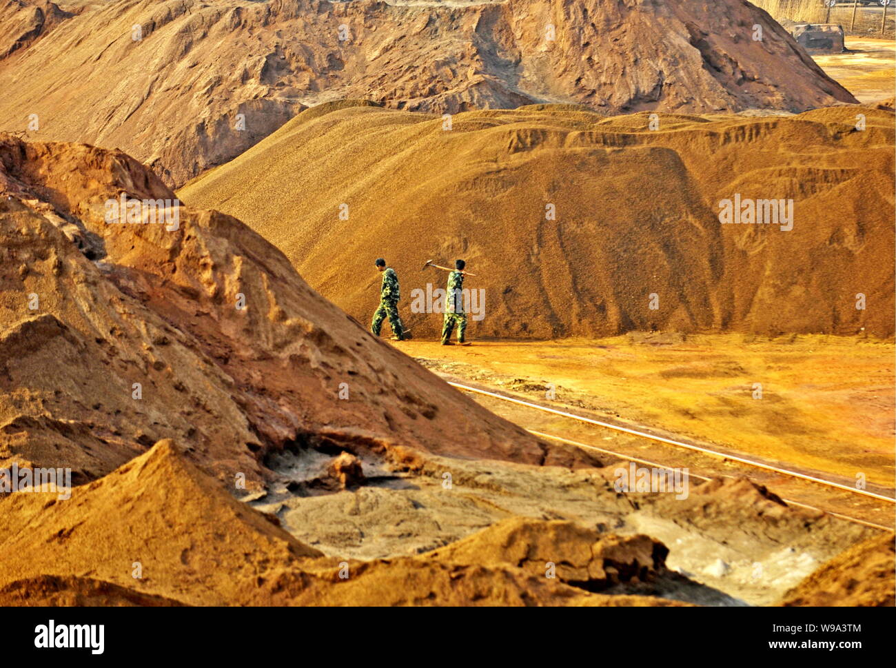 Iron ore yard hi-res stock photography and images - Alamy