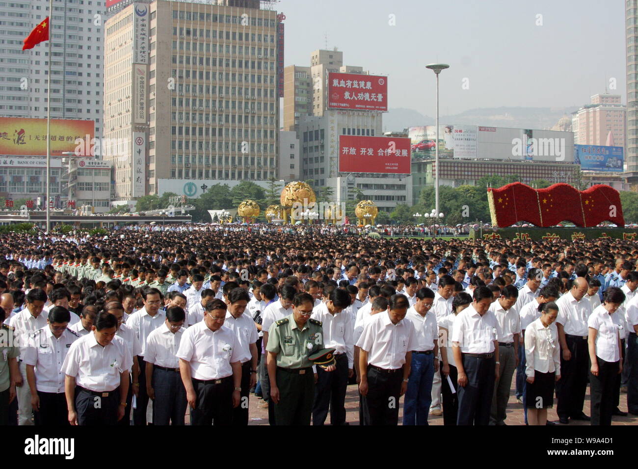 Crowds of Chinese people observe a minute of silence to mourn victims ...