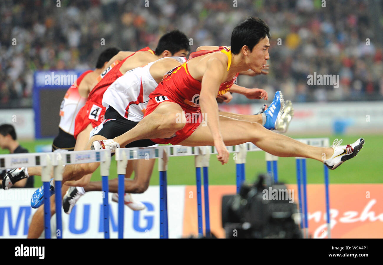 Mens 110 hurdles hi-res stock photography and images - Alamy