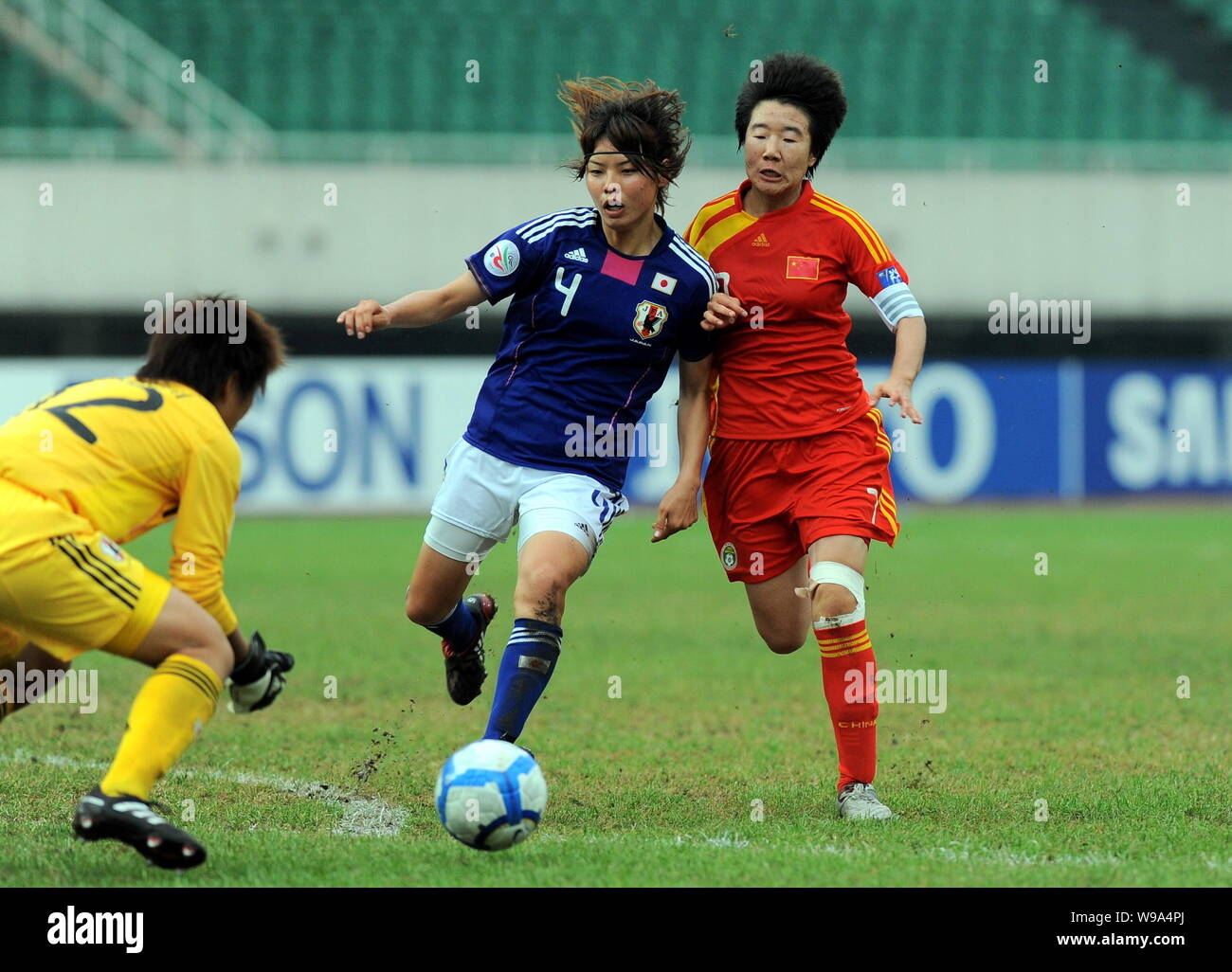 Chinas Bi Yan, right, vies with Saki Kumagai of Japan in the final for ...