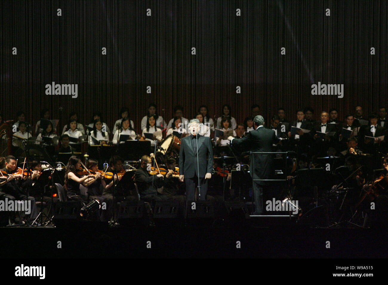 Andrea bocelli in concert hi-res stock photography and images - Alamy