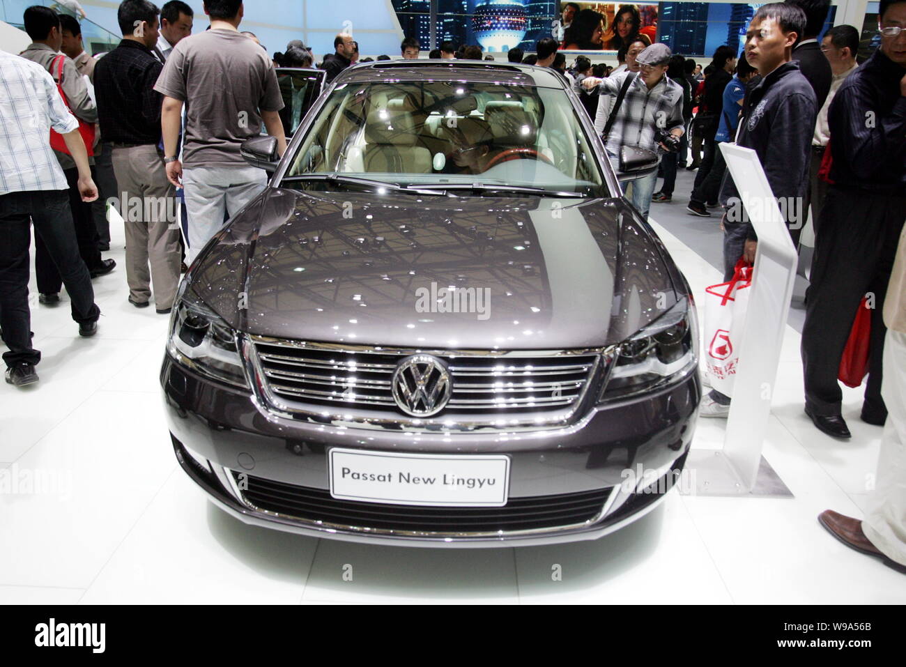 --FILE--Visitors look at a Volkswagen Passat New Lingyu, manufactured ...