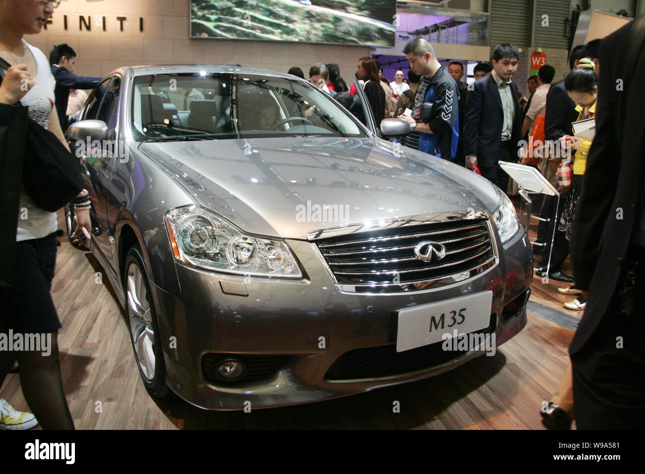 --FILE--Visitor look at a Nissan Infiniti M35 on display at the 13th ...