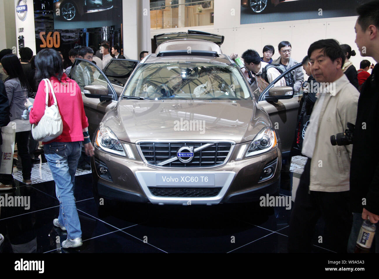--File-- Chinese car buyers look at a Volvo XC60 during an auto show in ...