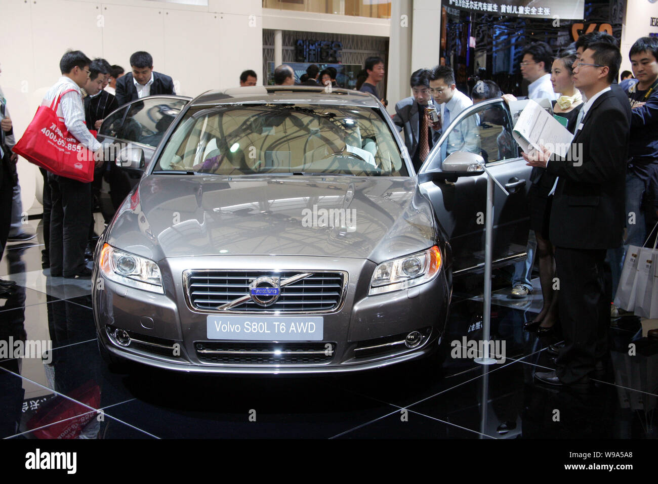 --File-- Chinese car buyers look at a Volvo S80L during an auto show in ...
