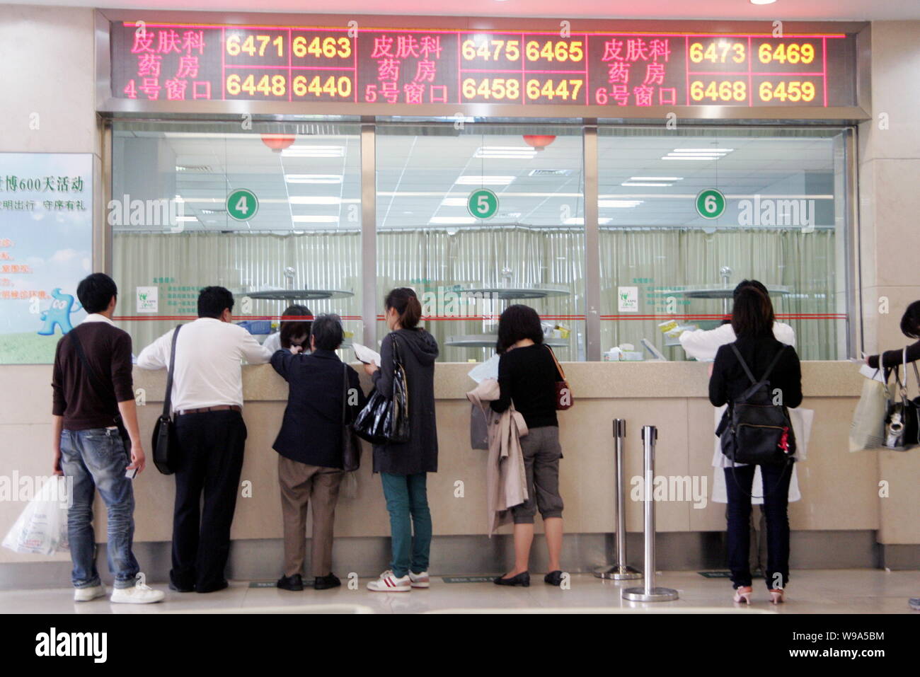 --FILE-- Chinese residents queue up to get their medicines at a ...
