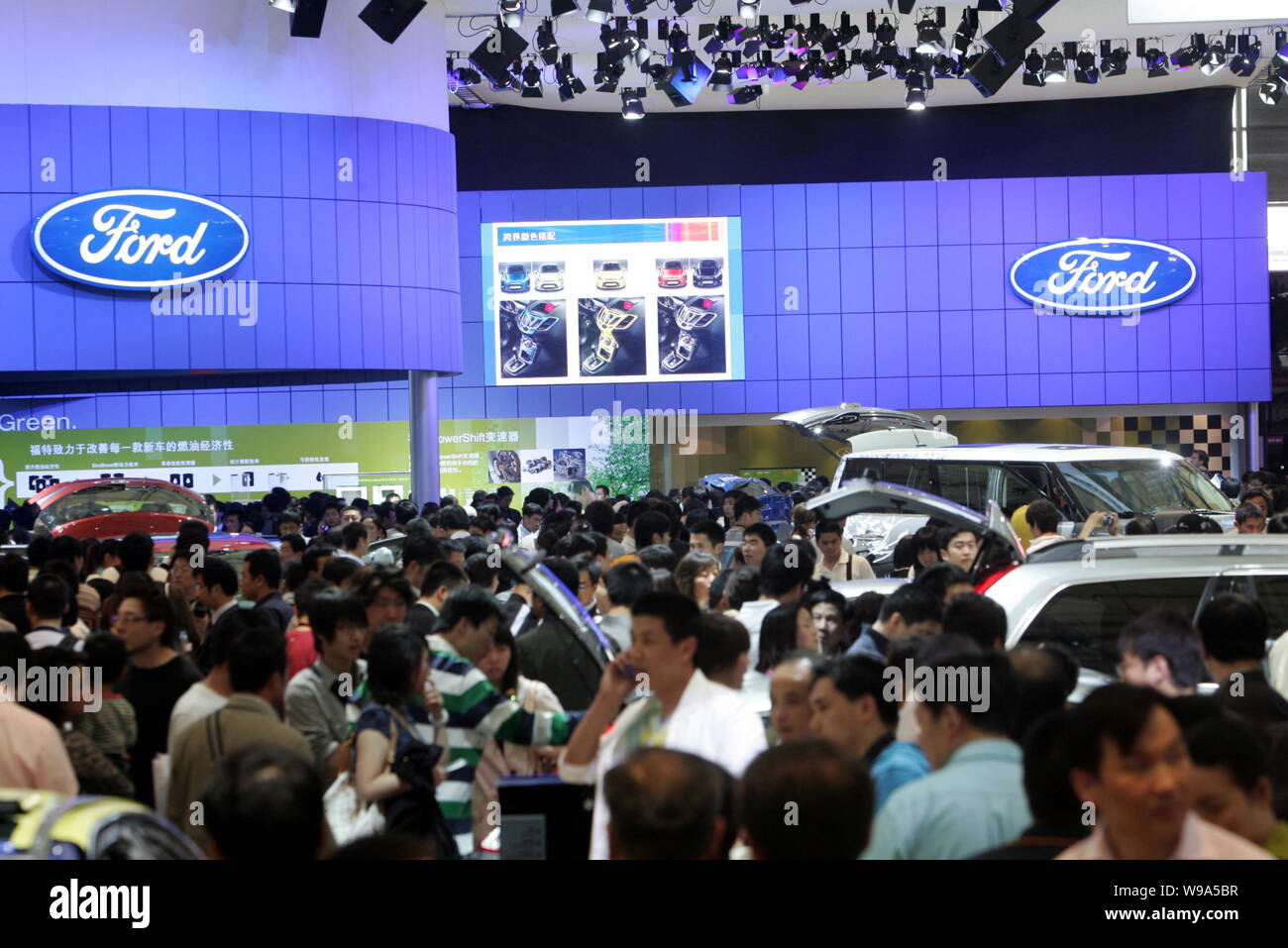 --FILE--Visitors crowd the stand of Ford at the 13th Shanghai ...