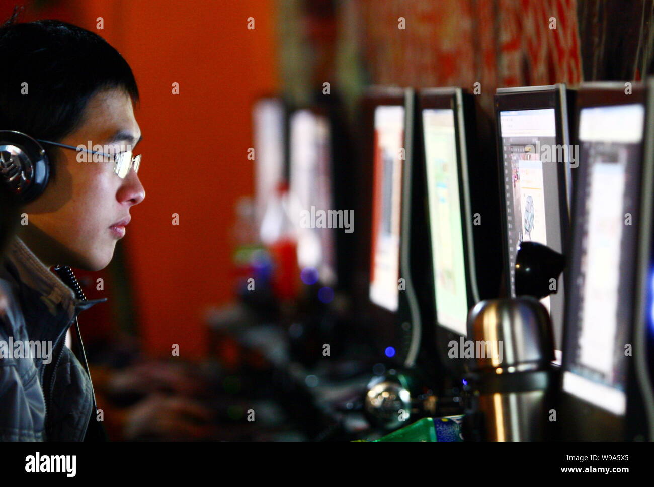 China cyber cafe hi-res stock photography and images - Alamy
