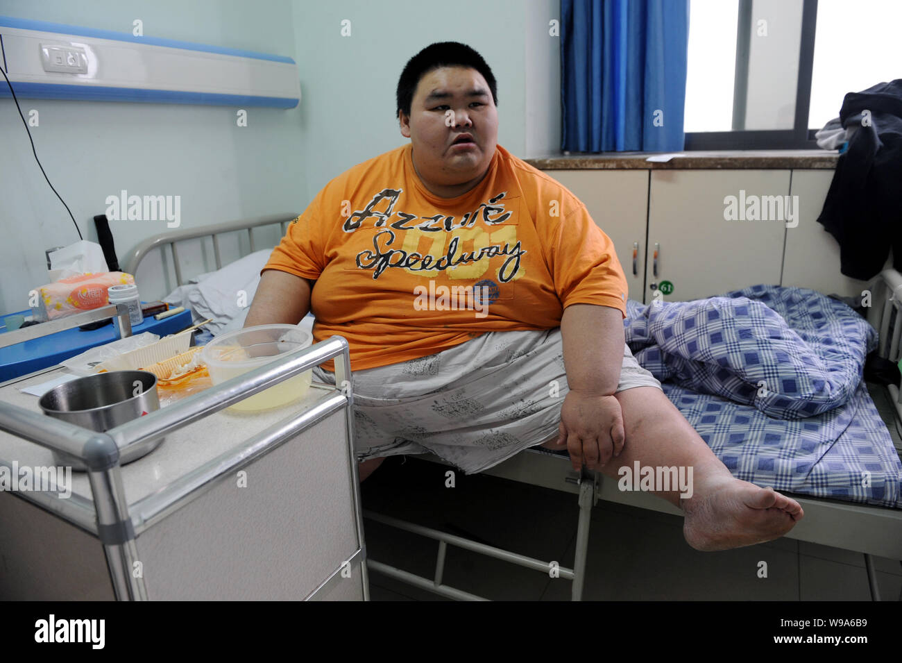Chinas fattest man Liang Yong is seen in a hospital in Chongqing, China ...