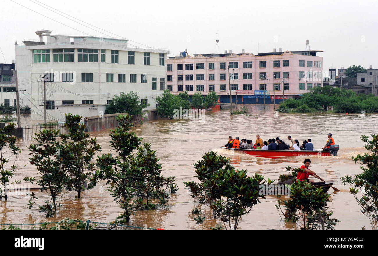 Local residents evacuate from flooded area in Fuzhou, east Chinas ...