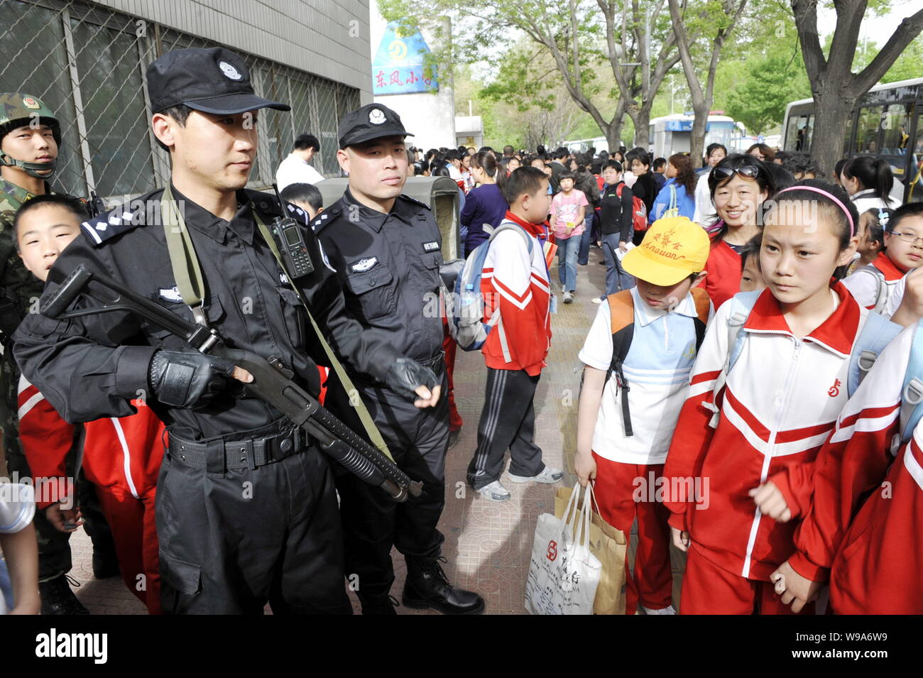 Children standing guard hi-res stock photography and images - Alamy