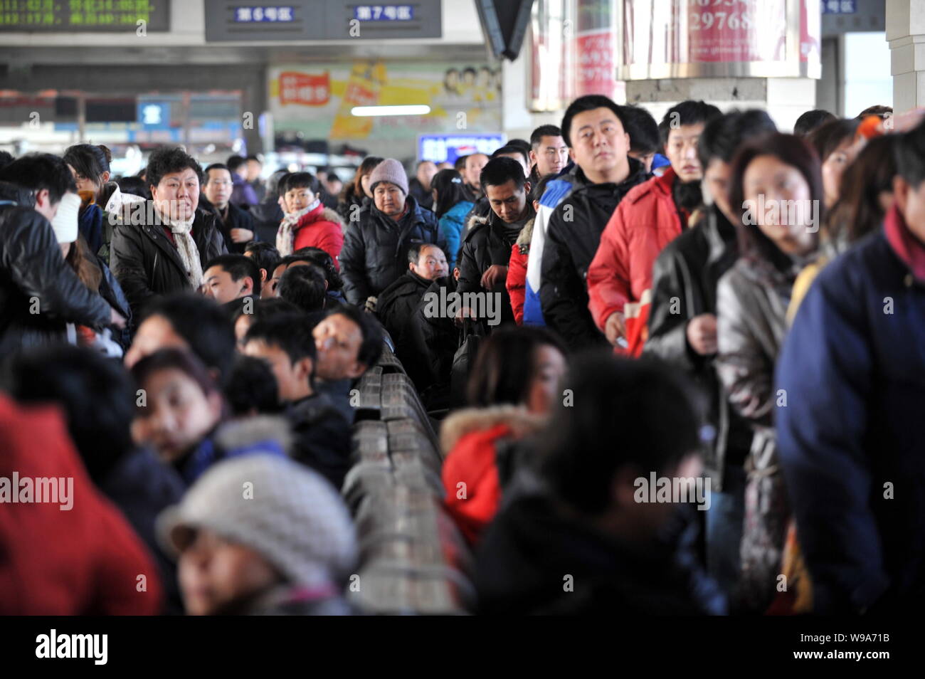 Crowds of Chinese passengers wait for their trains at the Shenyang ...