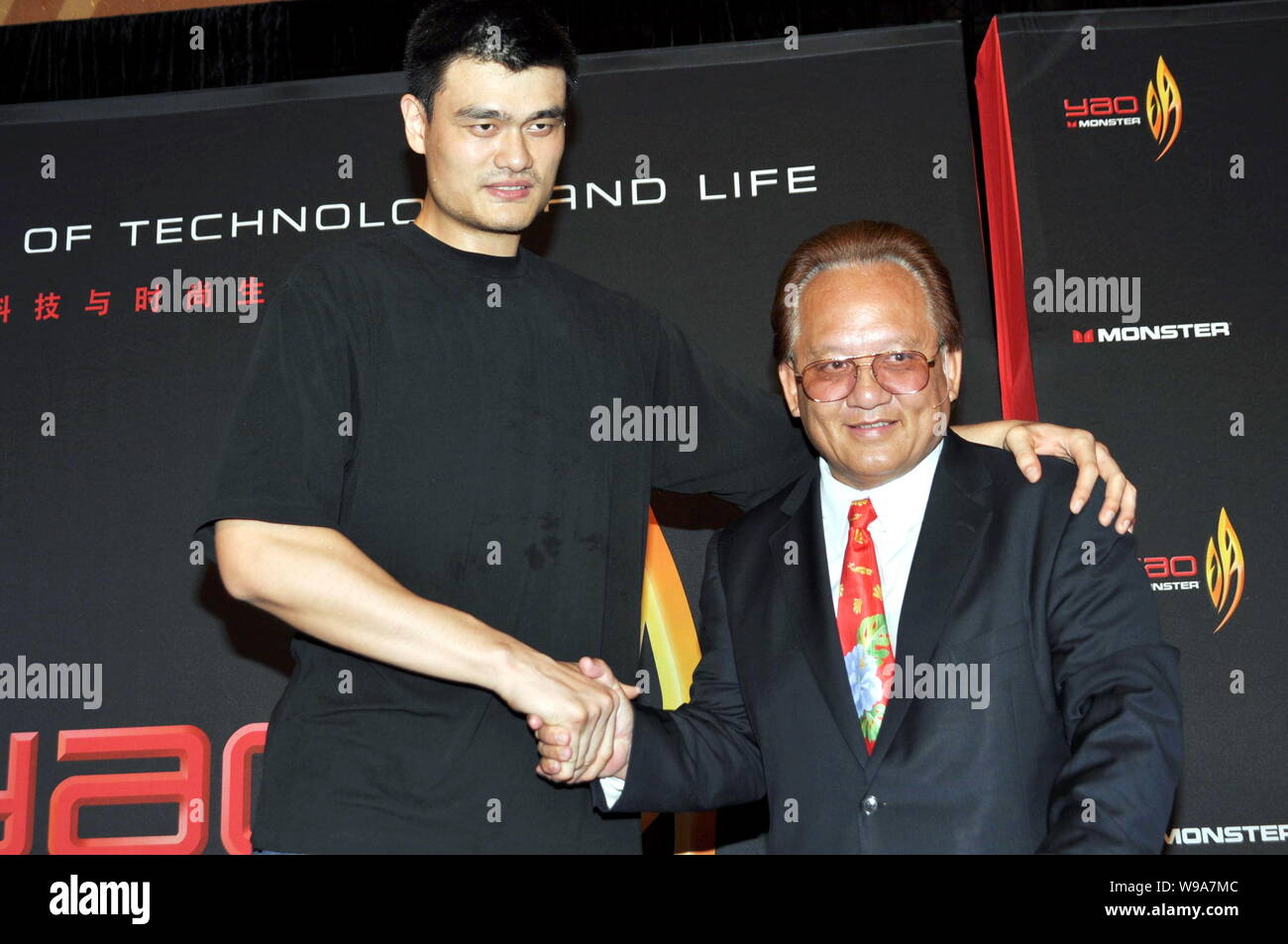 Chinese basketball player Yao Ming of the Houston Rockets shakes hands ...