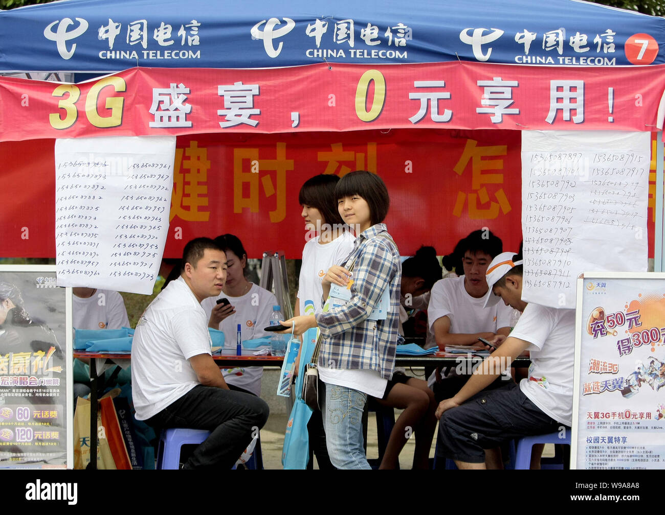 --FILE--Chinese students apply for 3G services at a booth of China ...